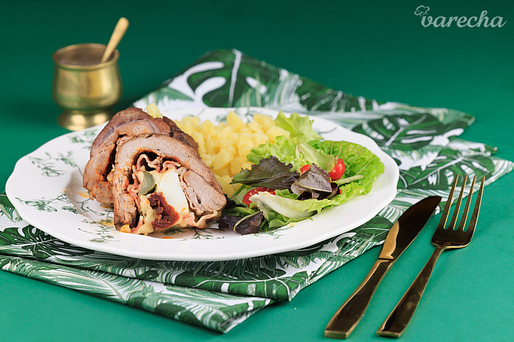 Bravčová roláda s vajíčkom a so slaninkou - video | Varecha.sk