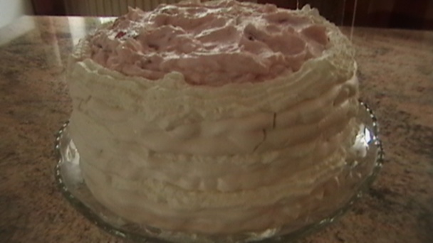 Bezé torta s jahodovou náplňou (fotorecept) - recept | Varecha.sk